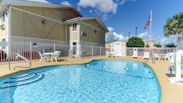 Piscina exterior sazonal