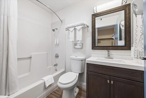 Quarto Standard, 2 camas queen-size | Casa de banho | Um secador de cabelo, toalhas fornecidas