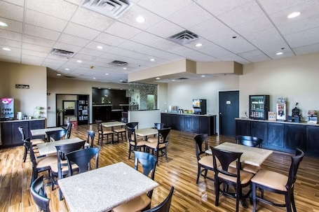 Pequeno-almoço continental diário incluído . Quality Inn & Suites Moline - Quad Cities