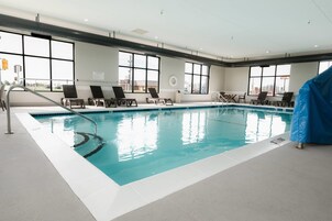 Piscina interna, espreguiçadeiras