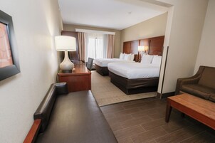 Suíte, 2 camas Queen, para não fumantes | Cofres nos quartos, escrivaninha, ferros/tábuas de passar roupa