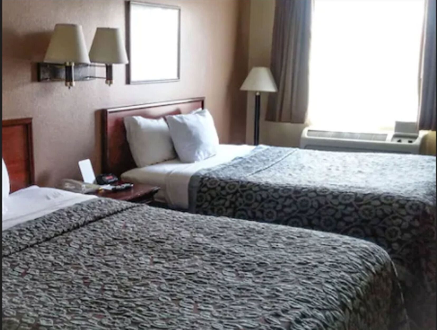 Roupas de cama premium, cofres nos quartos, escrivaninha