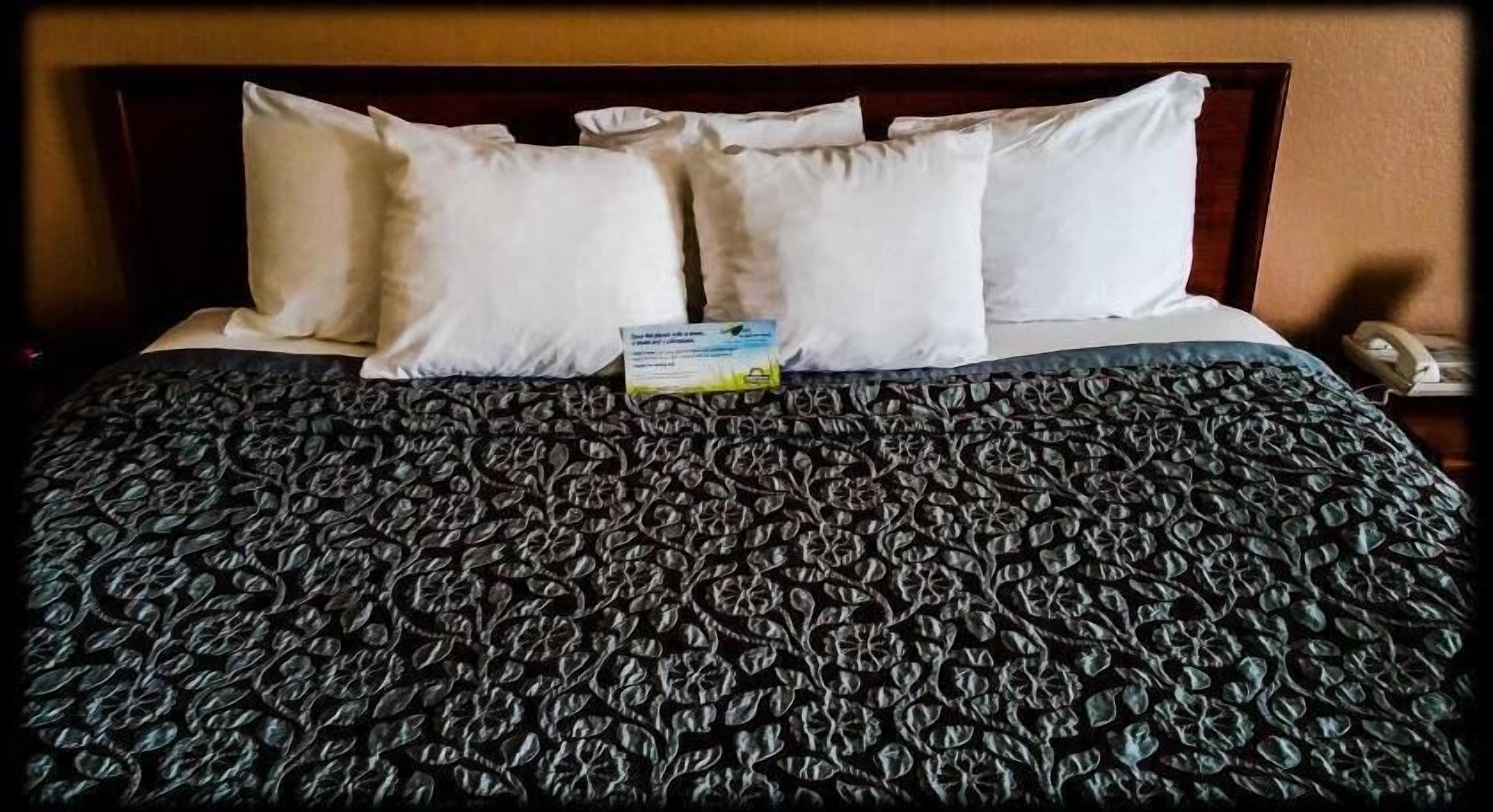 Roupas de cama premium, cofres nos quartos, escrivaninha