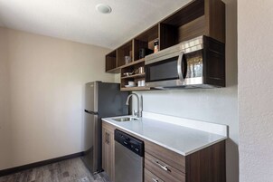 Suite, 2 camas queen-size, não fumadores (Efficiency) | Cozinha privada | Um frigorífico, um micro-ondas, uma placa de cozinha 