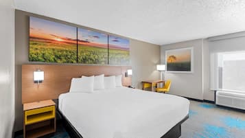 Secretária, cortinas/cortinados opacos, ferro/tábua de engomar