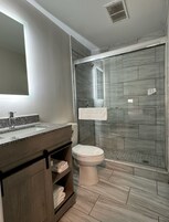 Suite-Estúdio Executiva, 1 cama king-size, não fumadores (Huron) | Casa de banho | Artigos de higiene pessoal grátis 