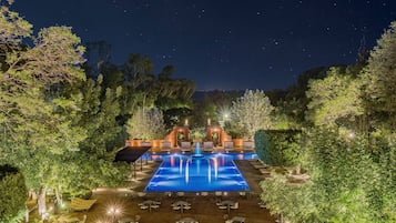 Piscina externa, guarda-sóis, espreguiçadeiras