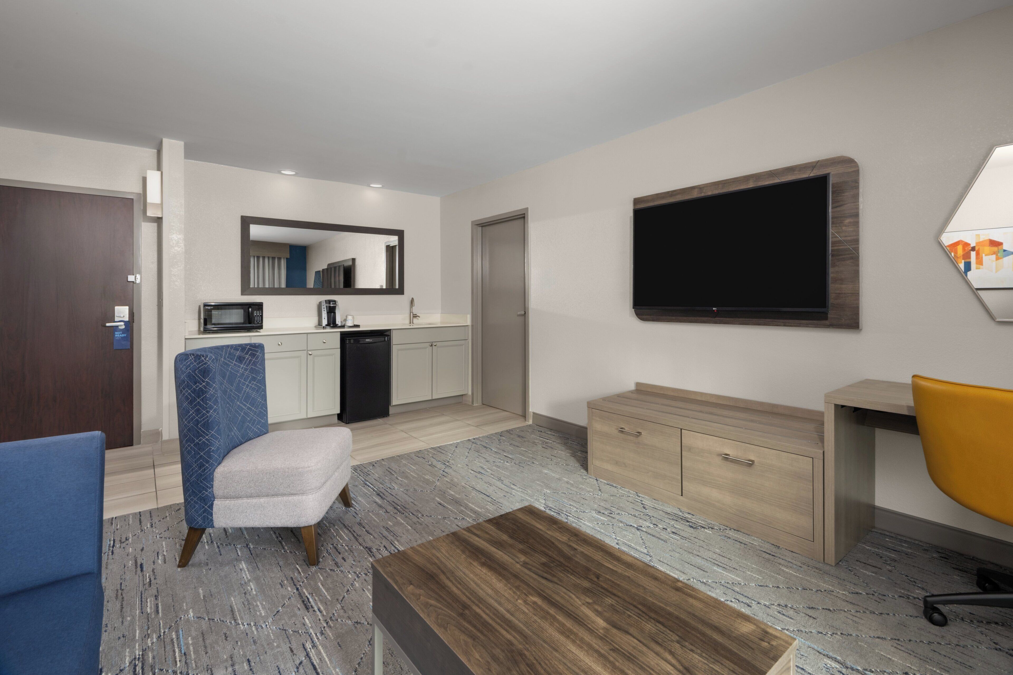 Suite, 1 cama king-size, varanda | Roupa de alta qualidade, cofre no quarto, secretária 