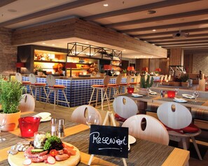 Pequenos-almoços, almoços, jantares servidos, cozinha internacional 