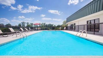 Piscina exterior sazonal, espreguiçadeiras