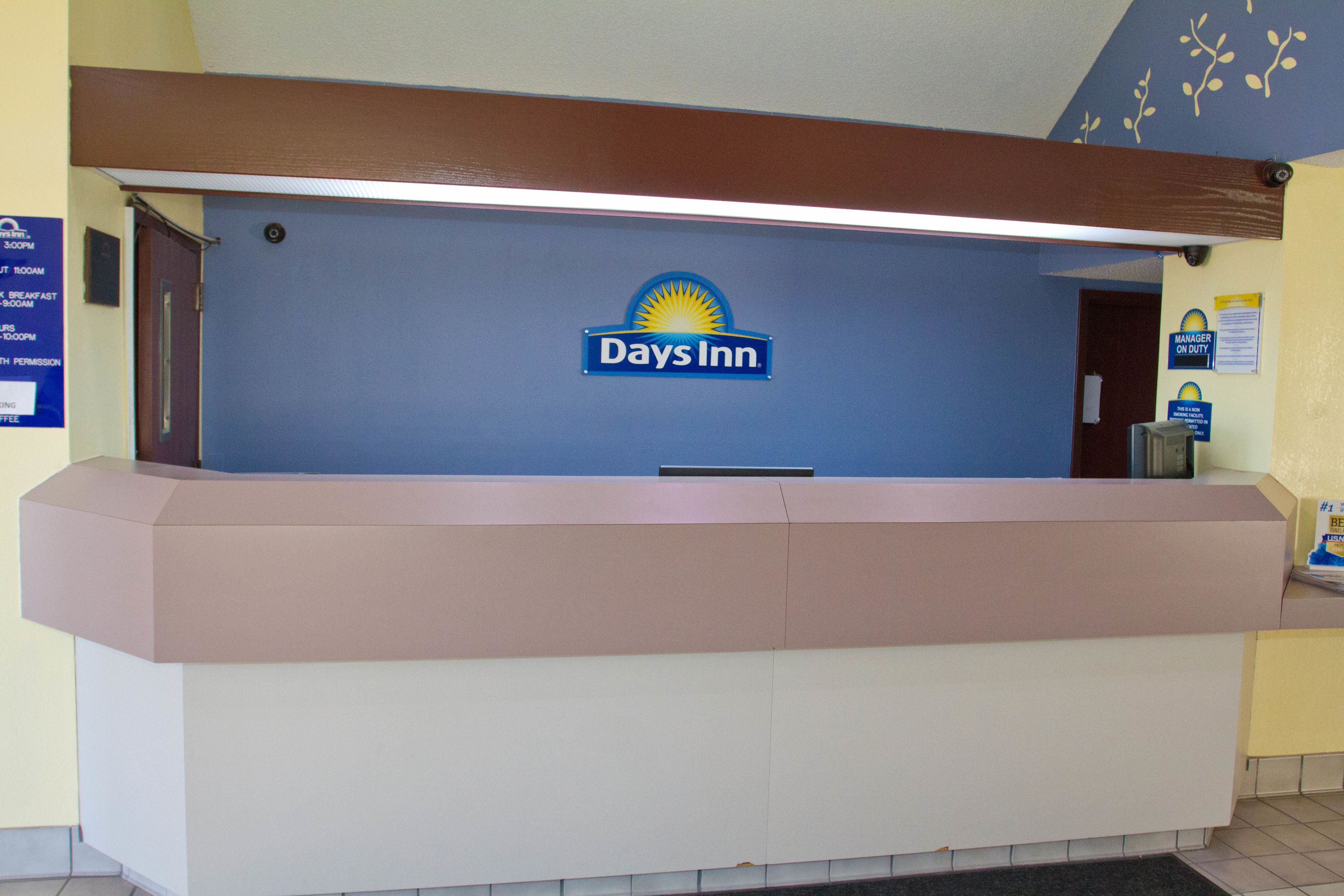 Uma receção com parede azul e o logotipo 'Days Inn'.