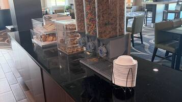 Café da manhã com buffet grátis todos os dias