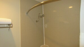 Quarto standard, 1 cama Queen, para não fumantes | Chuveiro
