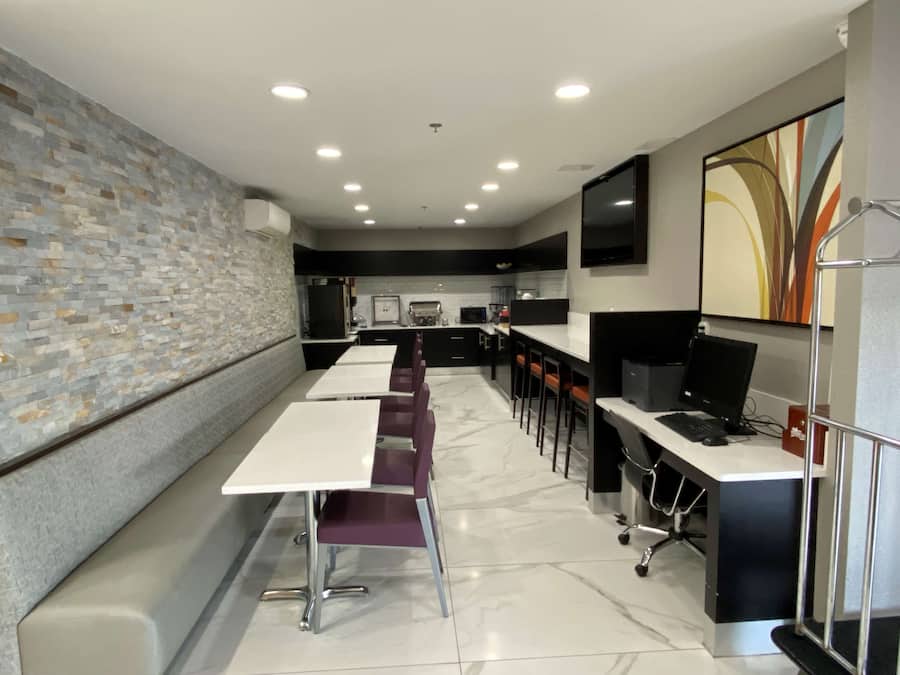 Café da manhã continental grátis