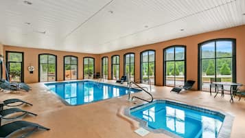 Piscina interna, funciona das 10h às 22h, espreguiçadeiras