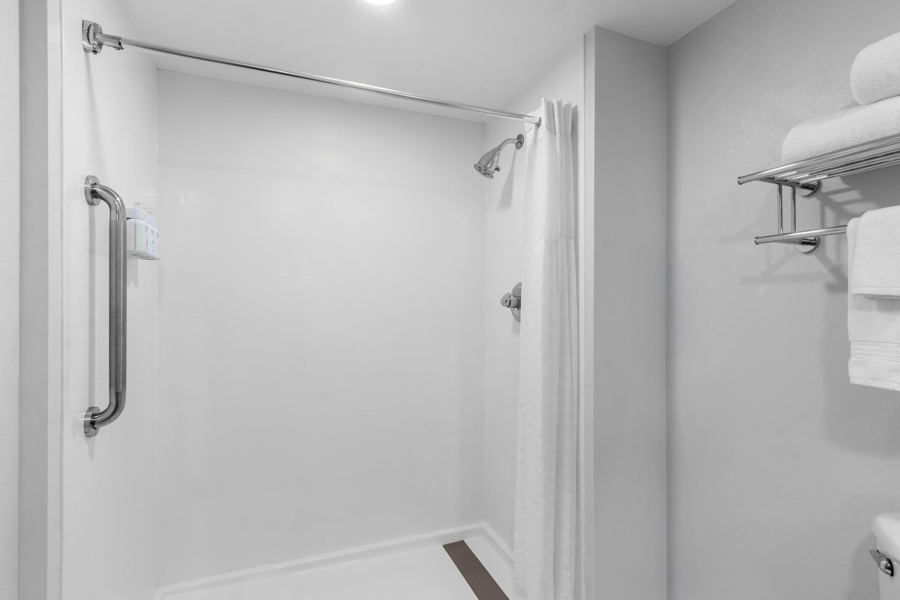 Quarto, 1 cama King, acessível | Banheiro acessível