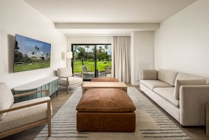 Suíte, 1 cama King, acessível, vista para o campo de golfe (ADA Roll in Shower) | Edredons de pluma, escrivaninha, espaço de trabalho para notebook