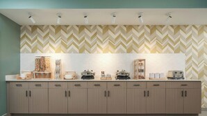 Uma cozinha moderna com um backsplash em padrão losango, uma ilha central e diversos eletrodomésticos.