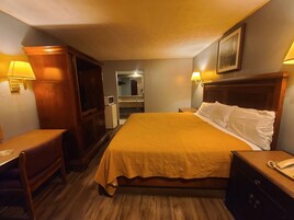 Quarto standard, 1 cama King, para fumantes | Escrivaninha, cortinas blackout, ferros/tábuas de passar roupa