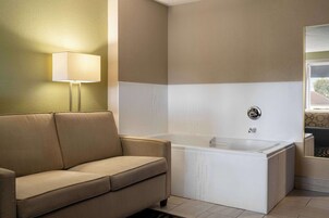 Suíte, 1 cama King e sofá-cama, para não fumantes, banheira de imersão | Escrivaninha, cortinas blackout, quartos à prova de som