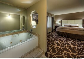 Suíte, 1 cama King, para não fumantes, banheira de hidromassagem | Camas com colchões pillow-top, cofres nos quartos