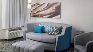 Suite, 1 cama king-size e sofá-cama, varanda | Roupa de alta qualidade, secretária, ferro/tábua de engomar