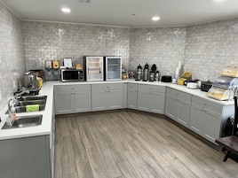 Café da manhã para viagem grátis todos os dias