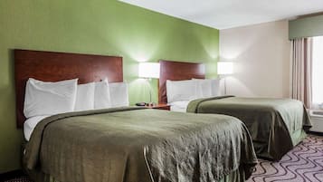 Quarto Standard, 2 camas queen-size, não fumadores | Secretária, ferro/tábua de engomar, Wi-fi grátis