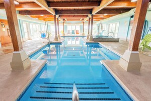 Piscina interna, espreguiçadeiras