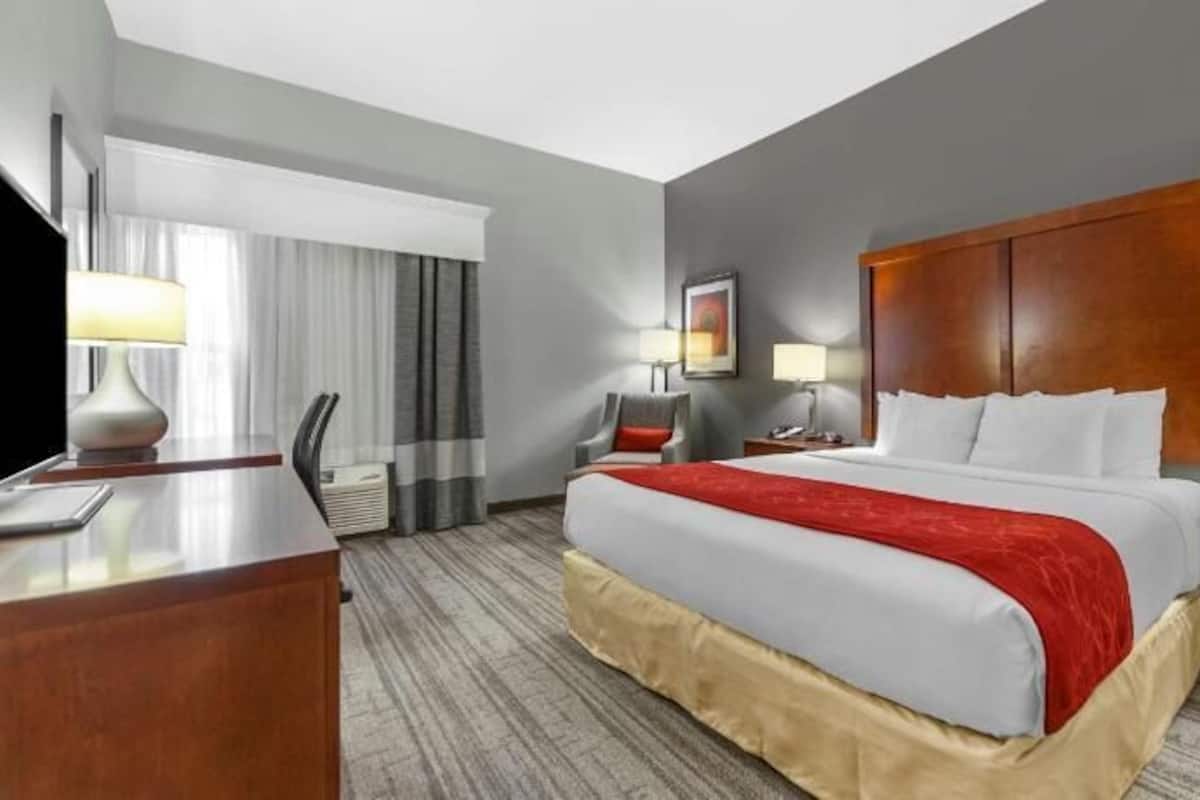 Roupas de cama premium, escrivaninha, cortinas blackout