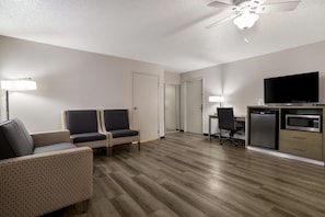 Quarto standard, 2 camas Queen, para não fumantes, geladeira e micro-ondas (Larger Room) | 1 quarto, cofres nos quartos, escrivaninha