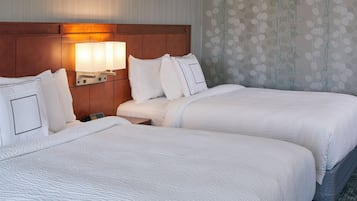 Quarto, 2 camas Queen, para não fumantes | Frigobar, cofres nos quartos, escrivaninha