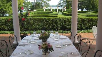 Pequenos-almoços e jantares servidos, com vista para o jardim