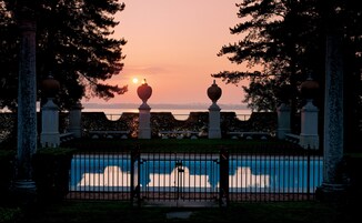 Piscina externa sazonal, guarda-sóis, espreguiçadeiras