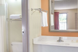 Chuveiro/banheira combinados, secador de cabelo, toalhas de banho 