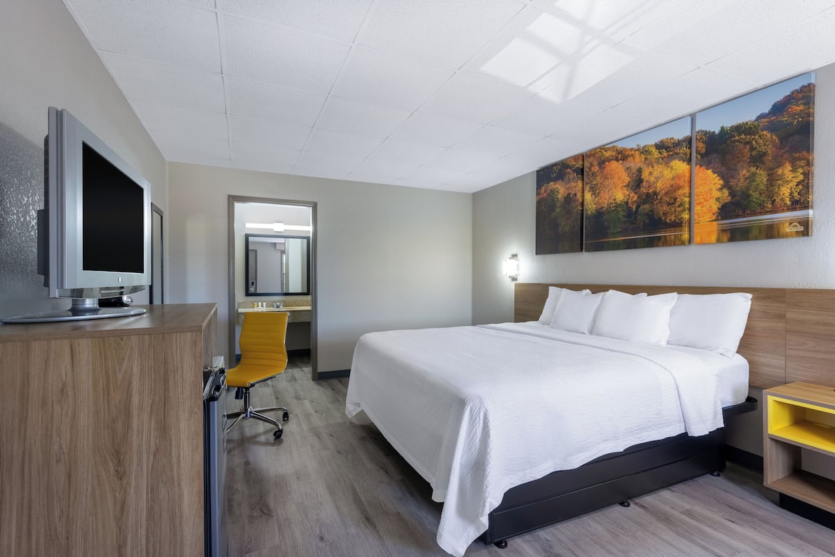Quarto Standard, 1 cama king-size | Secretária, secretária adequada para computadores portáteis