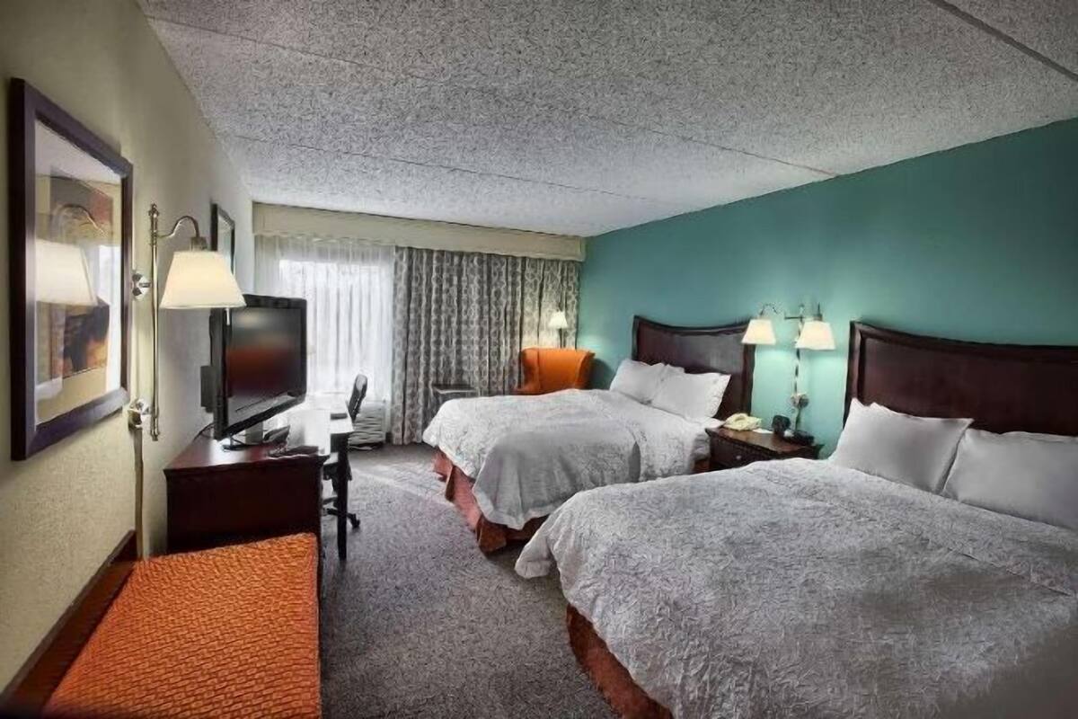 Roupas de cama premium, cofres nos quartos, escrivaninha