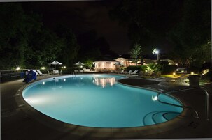 Piscina externa, funciona das 9h às 22h, guarda-sóis, espreguiçadeiras