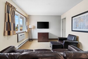 Suite Superior, várias camas (DAKOTA SUITE) | Sala de estar | Televisor de ecrã plano de 40 polegadas com canais por cabo, televisor 