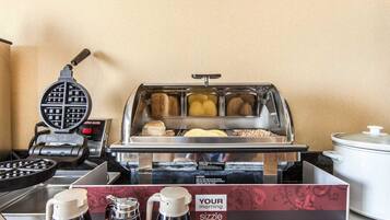 Uma máquina de waffles e uma caixa com a etiqueta