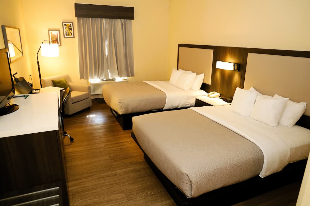 Quarto, 2 camas Queen, para não fumantes | Cofres nos quartos, cortinas blackout, ferros/tábuas de passar roupa