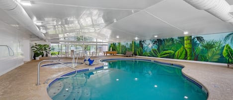 Piscina interna, funciona das 8h às 23h, espreguiçadeiras