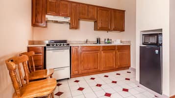 Quarto Standard, 2 camas queen-size, não fumadores | Cofre no quarto, secretária, ferro/tábua de engomar