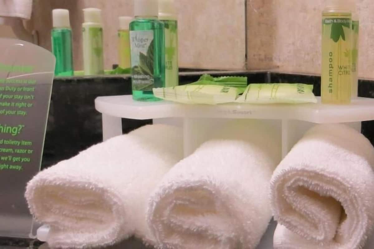 Comodidades da casa de banho | Uma combinação polibã/banheira, artigos de higiene pessoal grátis