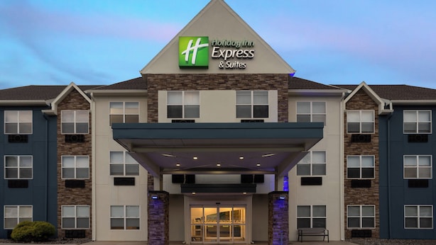 Edifício da Holiday Inn Express & Suites, com entrada destacada, diversas janelas e fachada de tijolos.