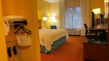 Quarto, 1 cama king-size, acessível, não fumadores | Secretária, cortinas/cortinados opacos, ferro/tábua de engomar