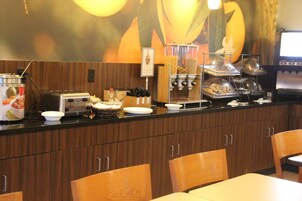 Café da manhã com buffet grátis todos os dias