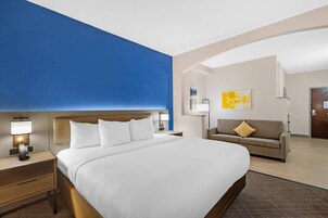 Suíte, 1 cama King e sofá-cama, acessível, para não fumantes | Cofres nos quartos, escrivaninha, espaço de trabalho para notebook