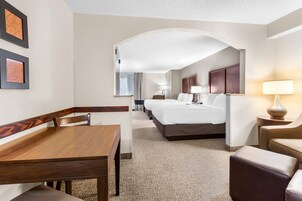 Suite, 2 camas de casal, não fumadores | Cofre com capacidade para portátil, secretária 