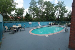 Piscina externa sazonal, funciona das 9h às 19h, guarda-sóis